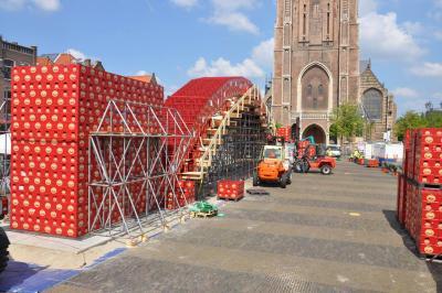 Nieuwe recordpoging voor brug van bierkratten | biernet.nl